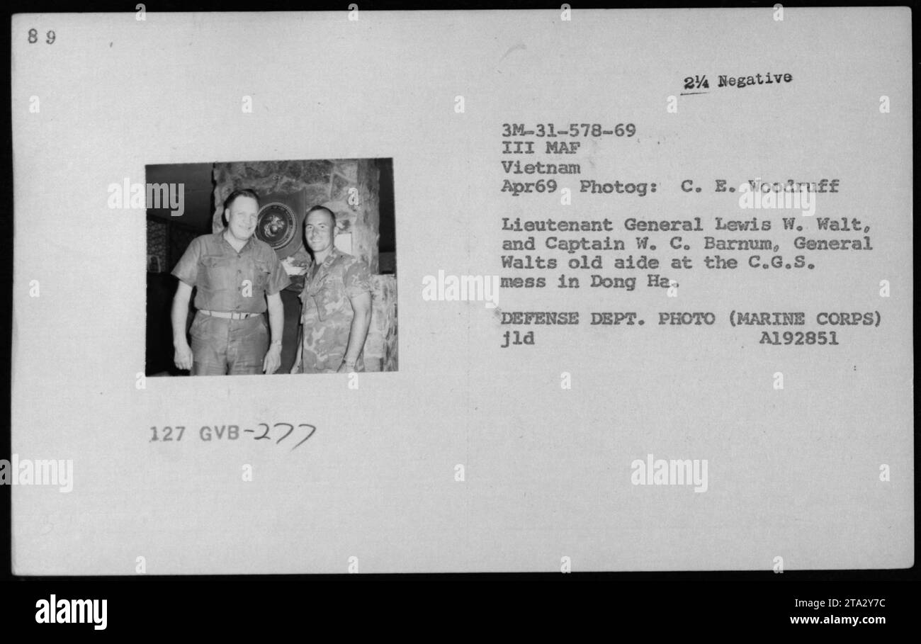 Generalleutnant Lewis W. Walt wird zusammen mit Captain W. C. Barnum im ...