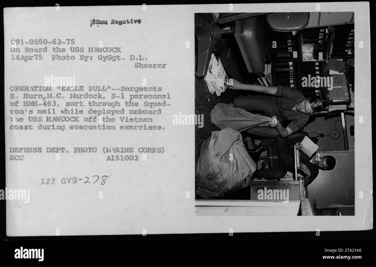 Sergeants E. Hurn und M.C. Murdock, S-1-Personal der HMH-463 ...