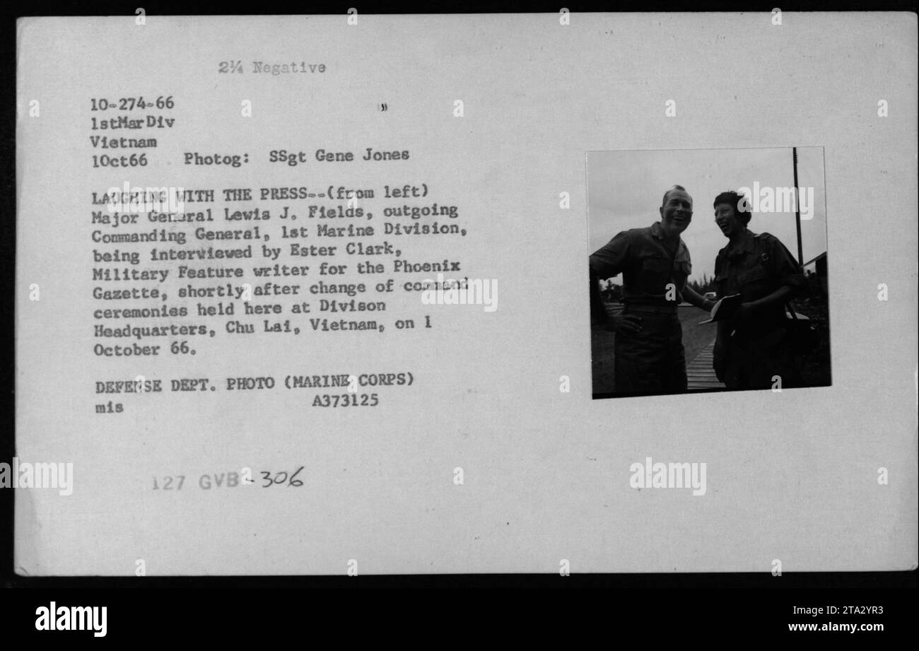 "Major General Lewis J. Fields, scheidender Commanding General der 1 ...