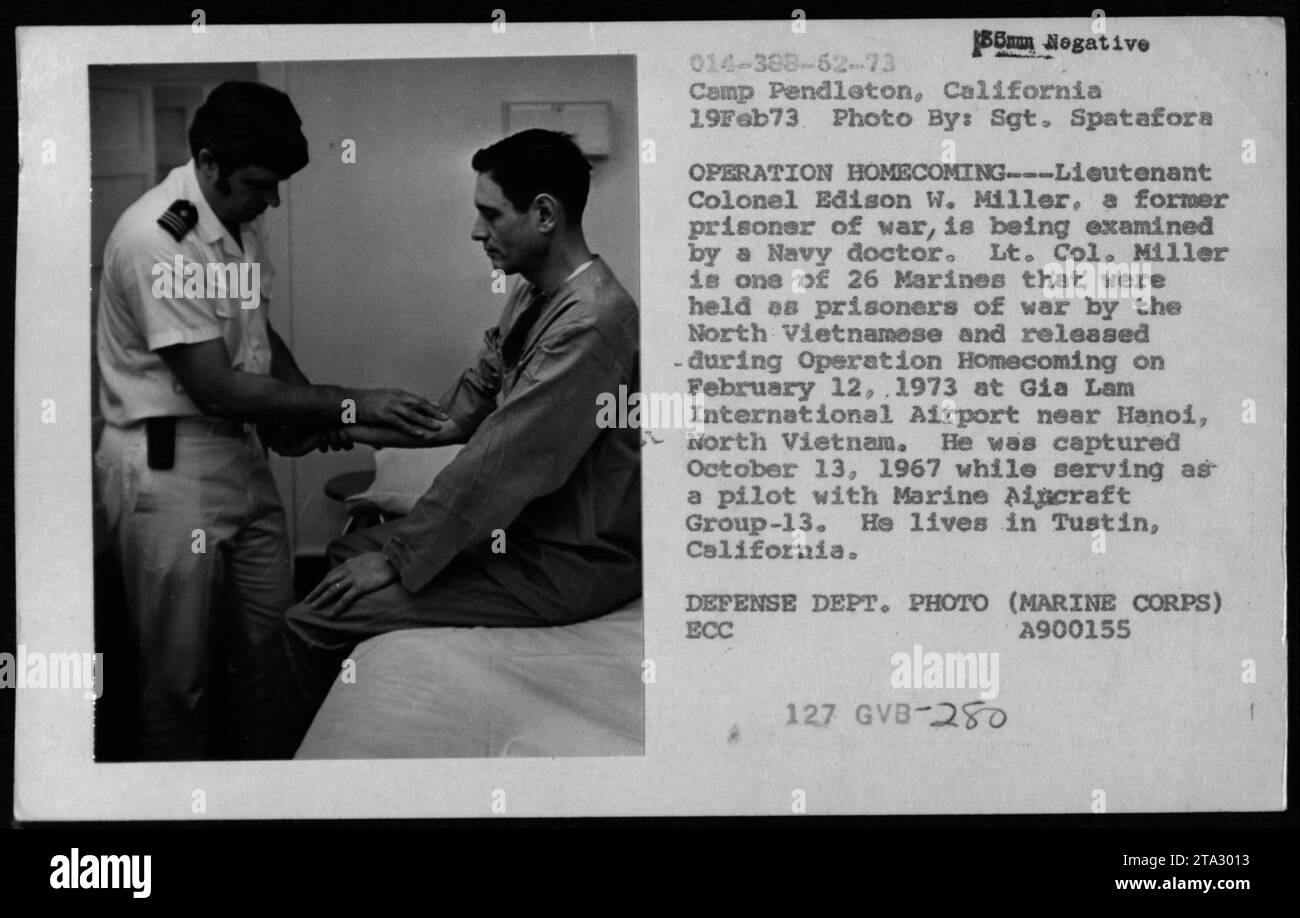Oberstleutnant Edison W. Miller, ein ehemaliger Kriegsgefangener, wird ...