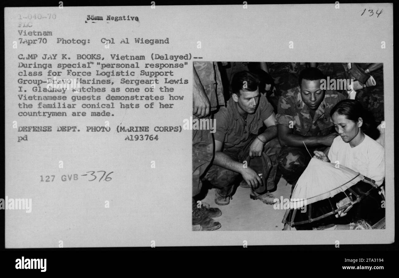 Soldaten und vietnamesische Zivilisten nehmen am 7. April 1970 in Camp ...