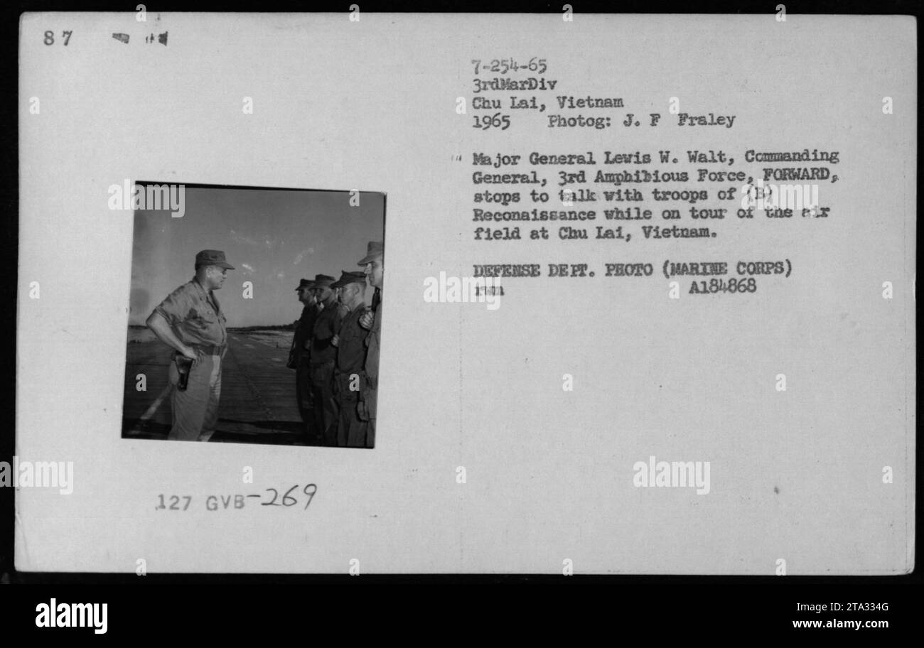 Generalmajor Lewis W. Walt, Kommandierender General der 3. Amphibien ...