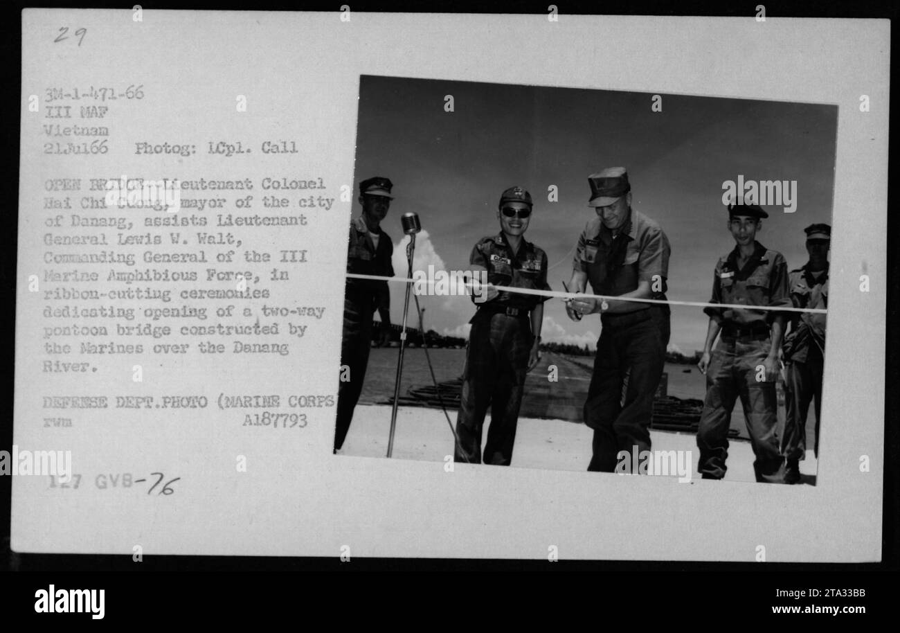 Generalleutnant Lewis W. Walt, Commanding General der III. Marine ...