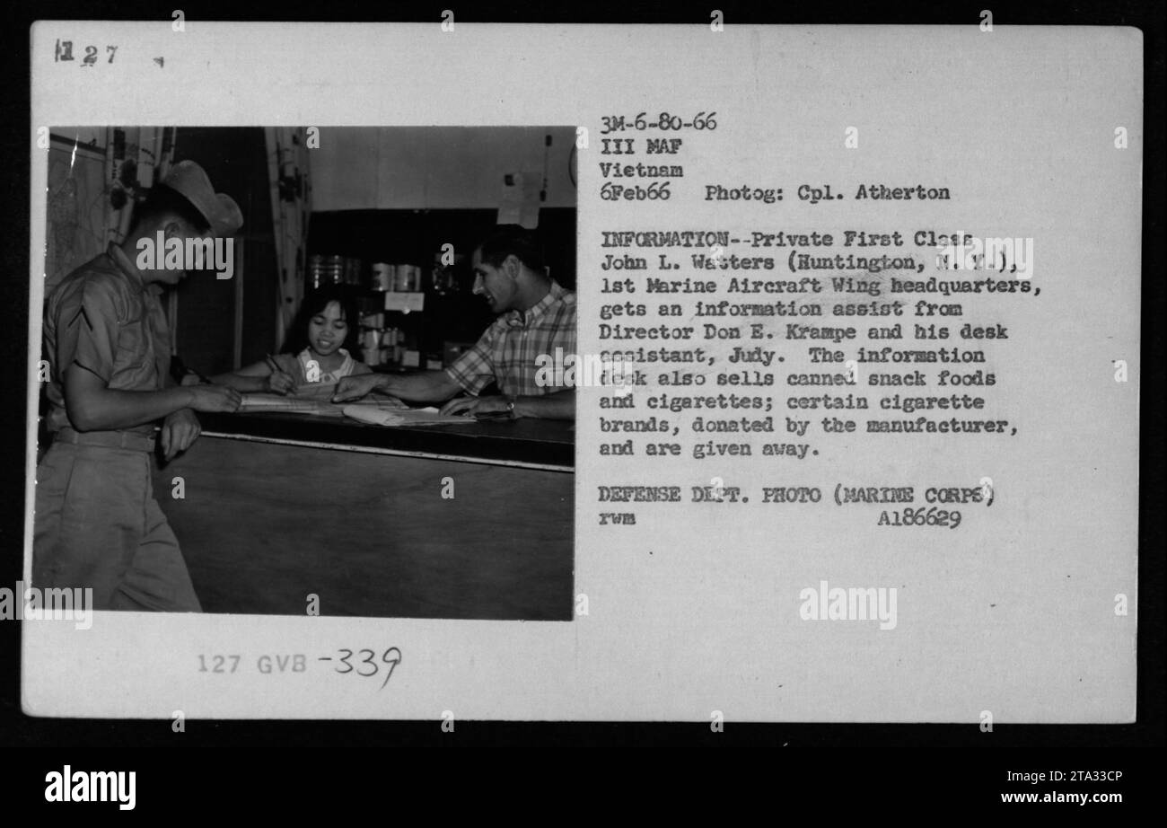 Der private First Class John L. Watters erhält Informationen an der USO ...