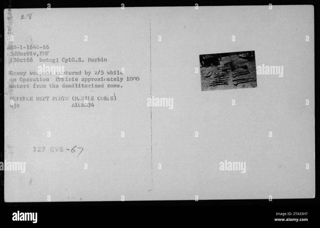 US-Marines vom 2. Bataillon, 5. Marines eroberten Gewehre und ...