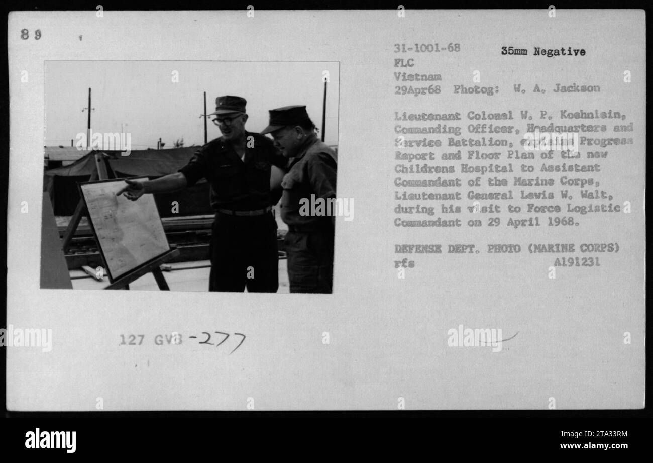 Oberstleutnlein, Commanding Officer, erklärt Generalleutnant Lewis W ...