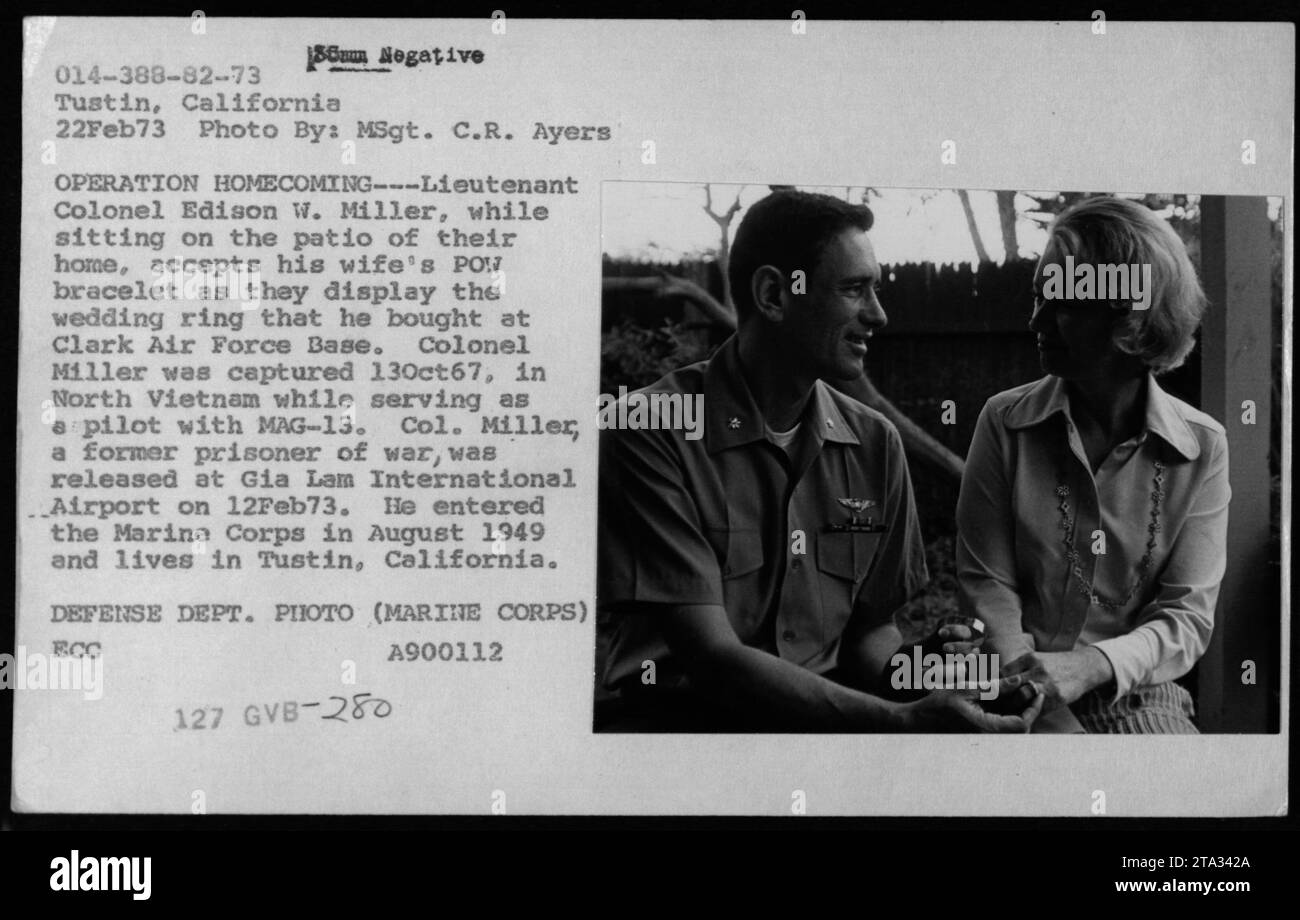 Oberstleutnant Edison W. Miller, ein ehemaliger Kriegsgefangener, nimmt ...