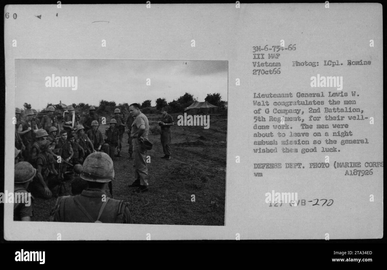 Generalleutnant Lewis W. Walt gratuliert der G Kompanie, 2. Bataillon ...