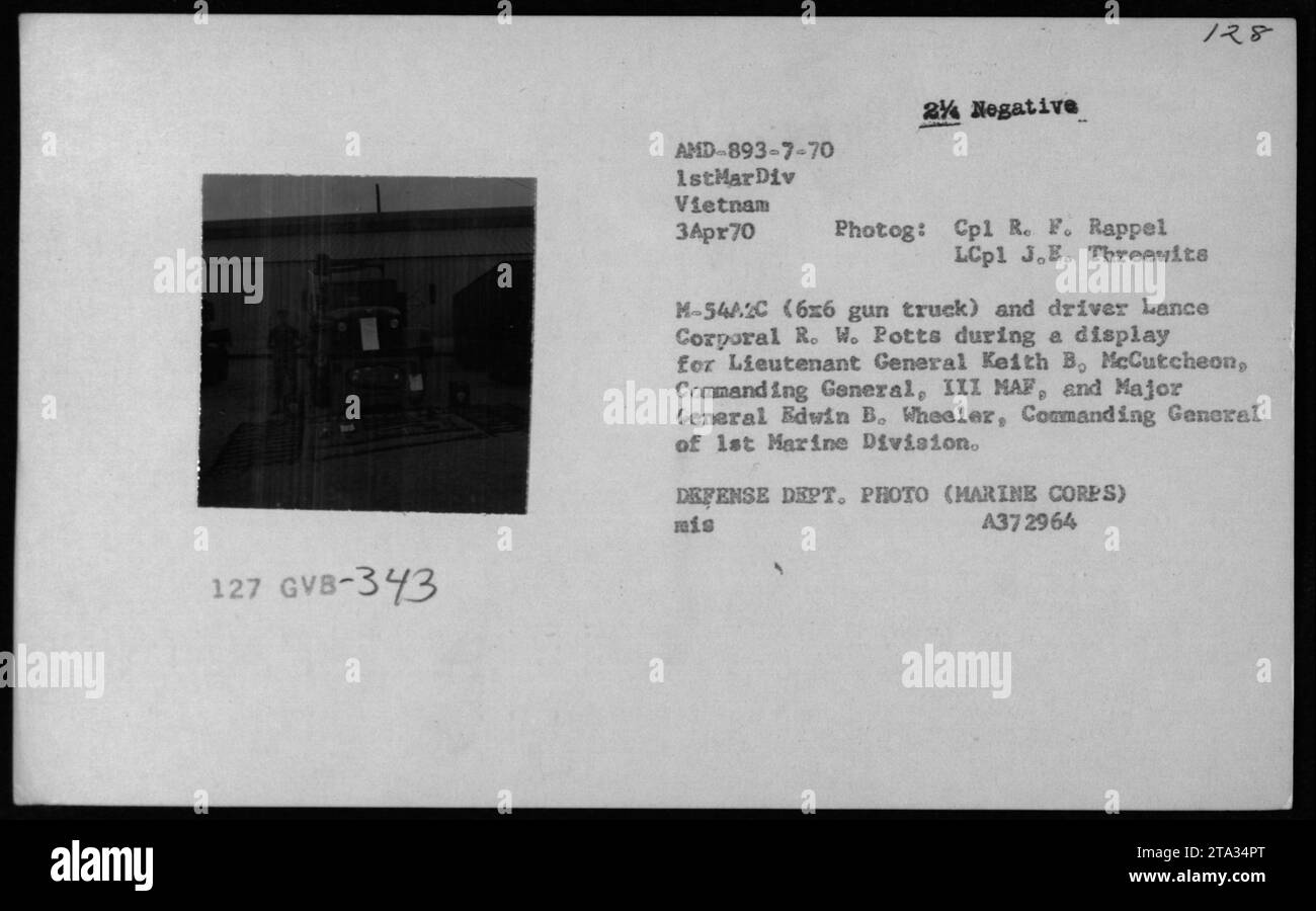 M-54A2C (6x6 Geschützwagen) und Fahrer Lance Corporal R. W. Potts ...