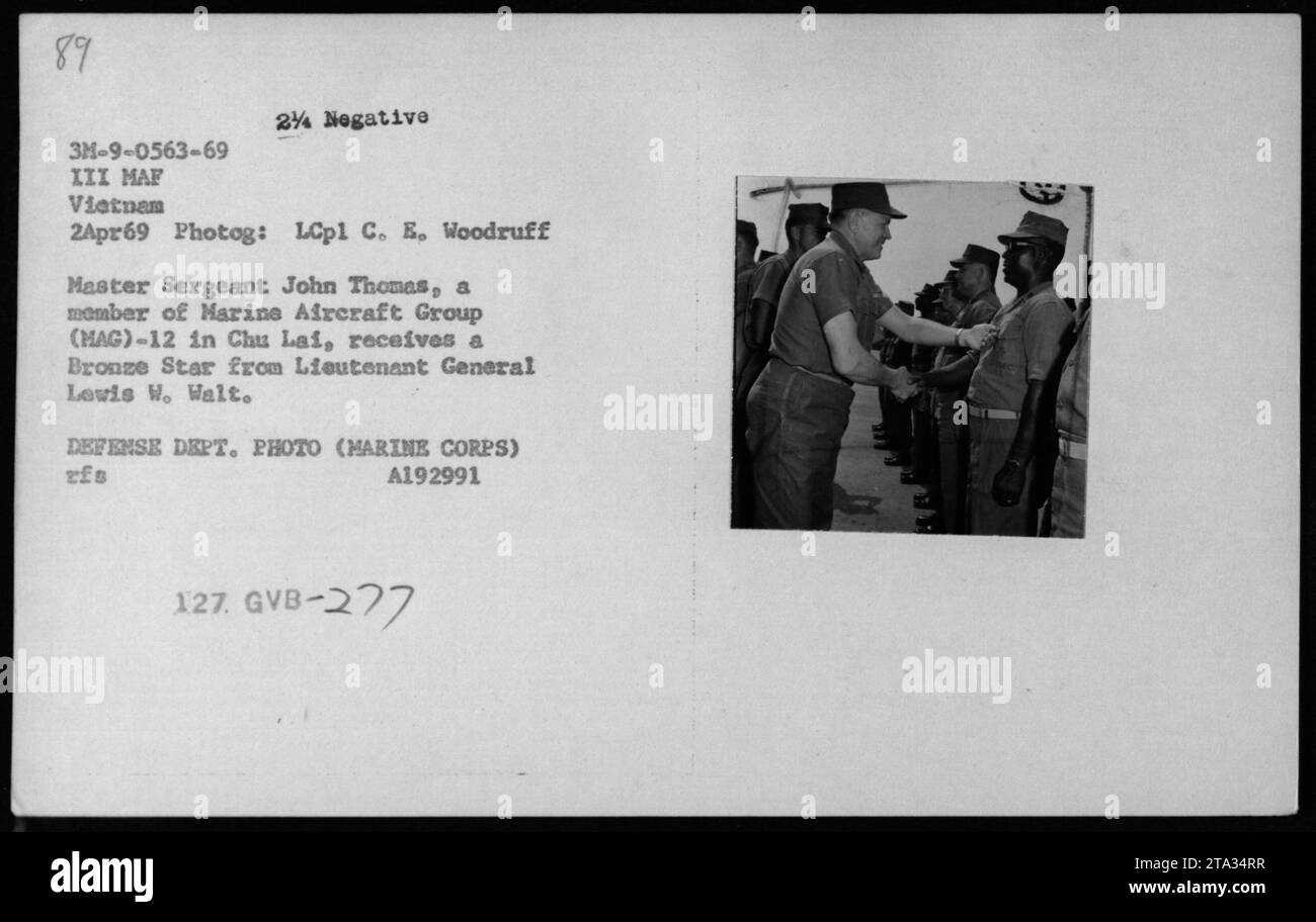 Master Sergeant John Thomas von der Marine Aircraft Group (mag)-12 in ...