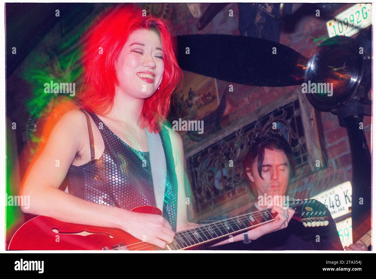Miki Berenyi von der britischen Band Lush spielte am 15. Januar 1996 ...