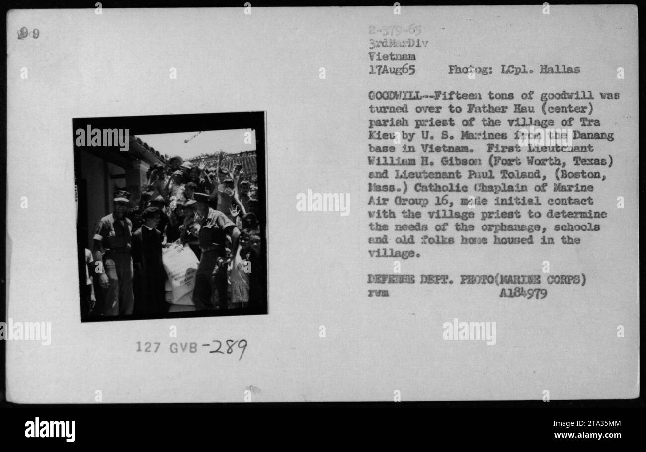 US-Marines von der Danang-Basis in Vietnam, die mit Pater Hau, dem ...