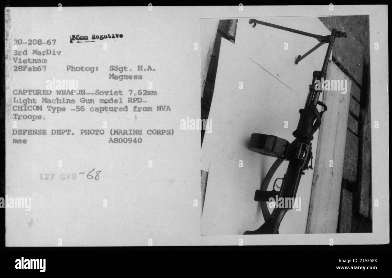 Marinekorps-Personal inspiziert ein erobertes sowjetisches 7,62-mm ...