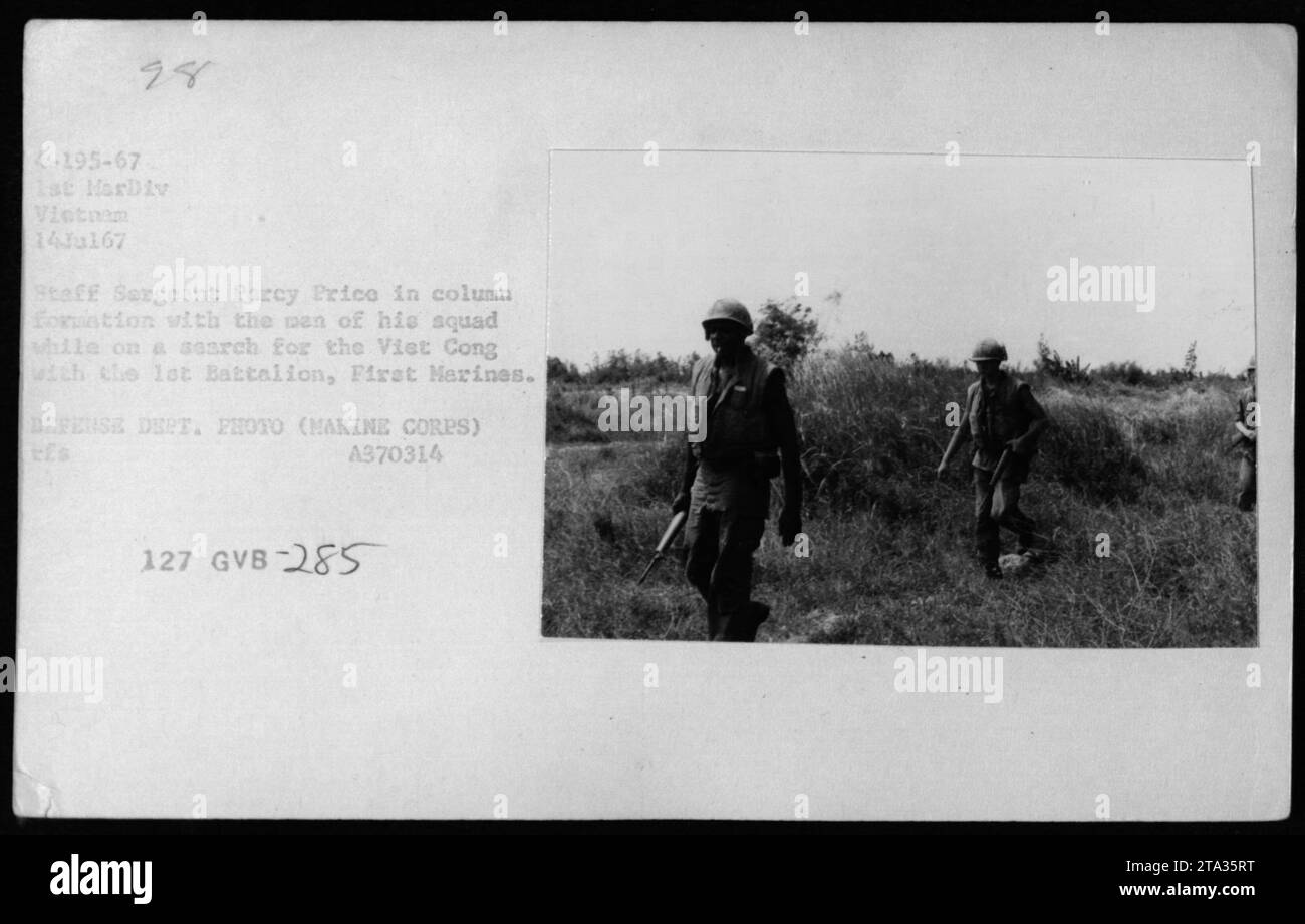 Staff Sergeant Parcy Price führt seine Truppe am 14. Juli 1967 auf der ...