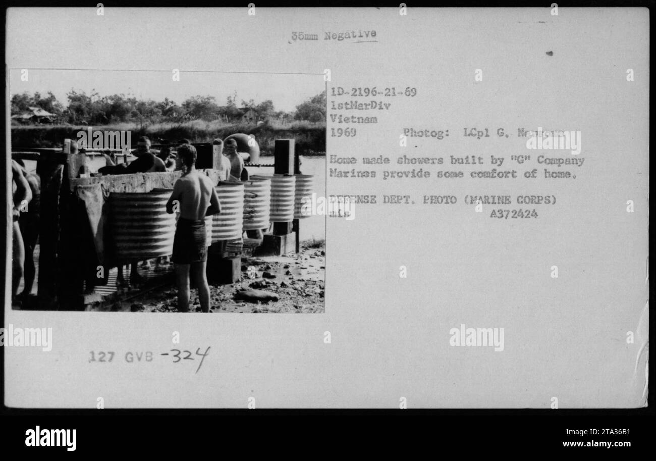 Die „G“ Company Marines in Vietnam haben selbstgemachte Duschen gebaut ...