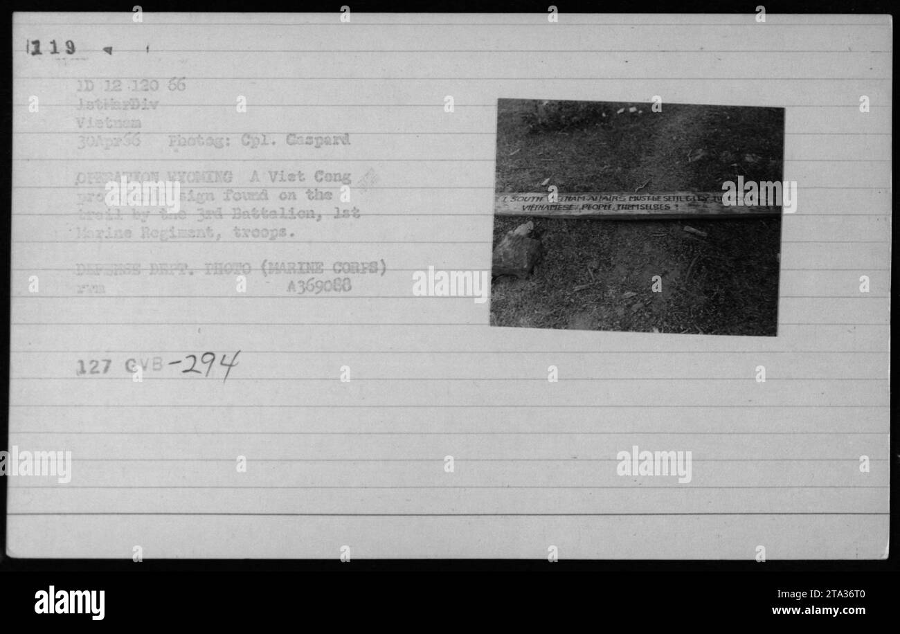 Ein Propagandazeichen der Viet Cong wurde während der Operation Wyoming ...