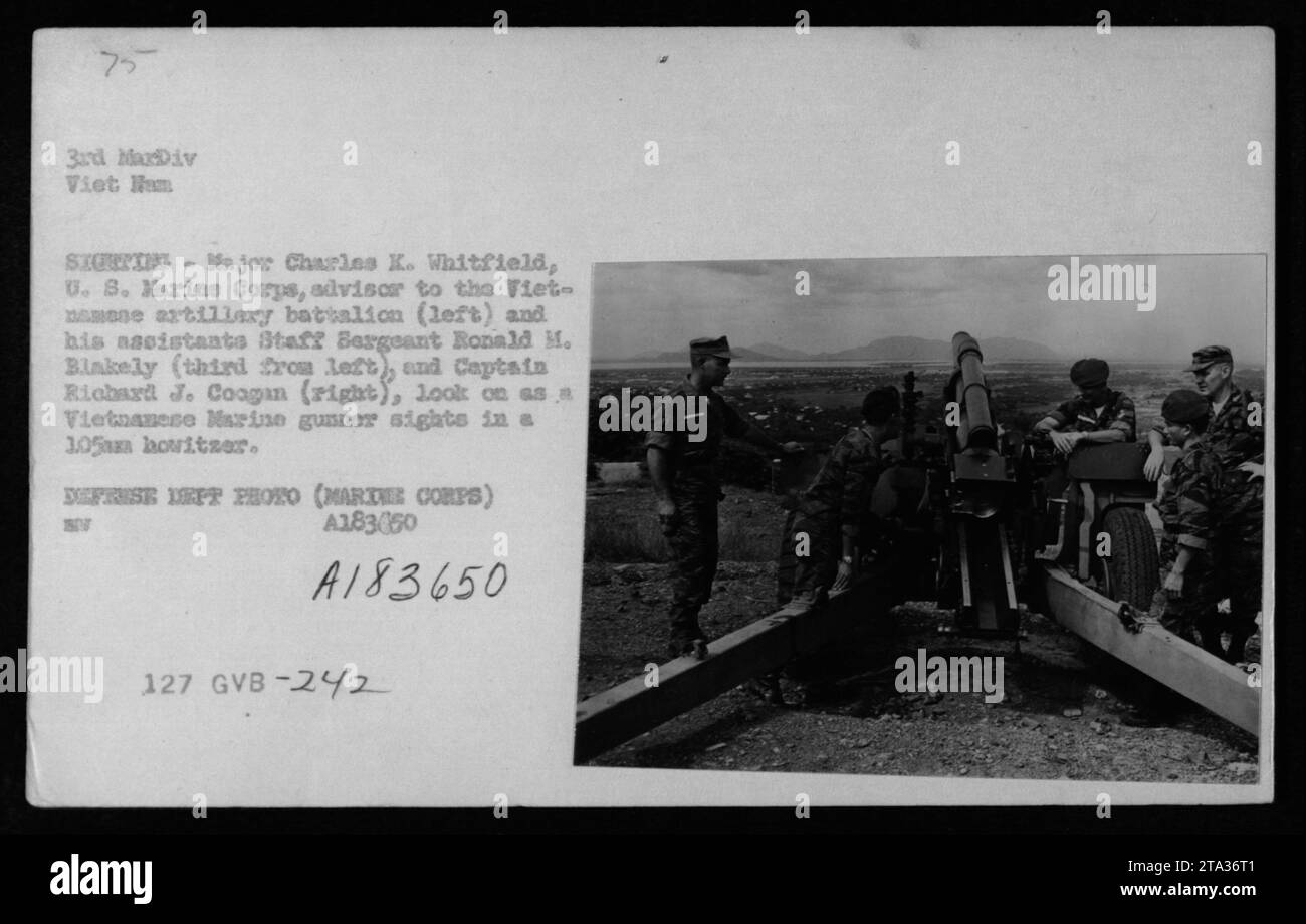 Marine Advisors überwachen, wie ein vietnamesischer Marineschützer eine ...