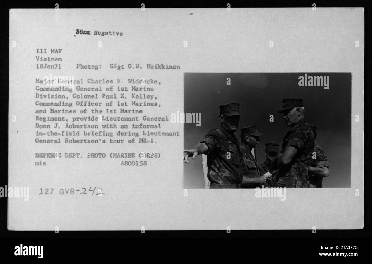 Generalleutnant Donn J. Robertson erhielt eine Briefing von Major ...