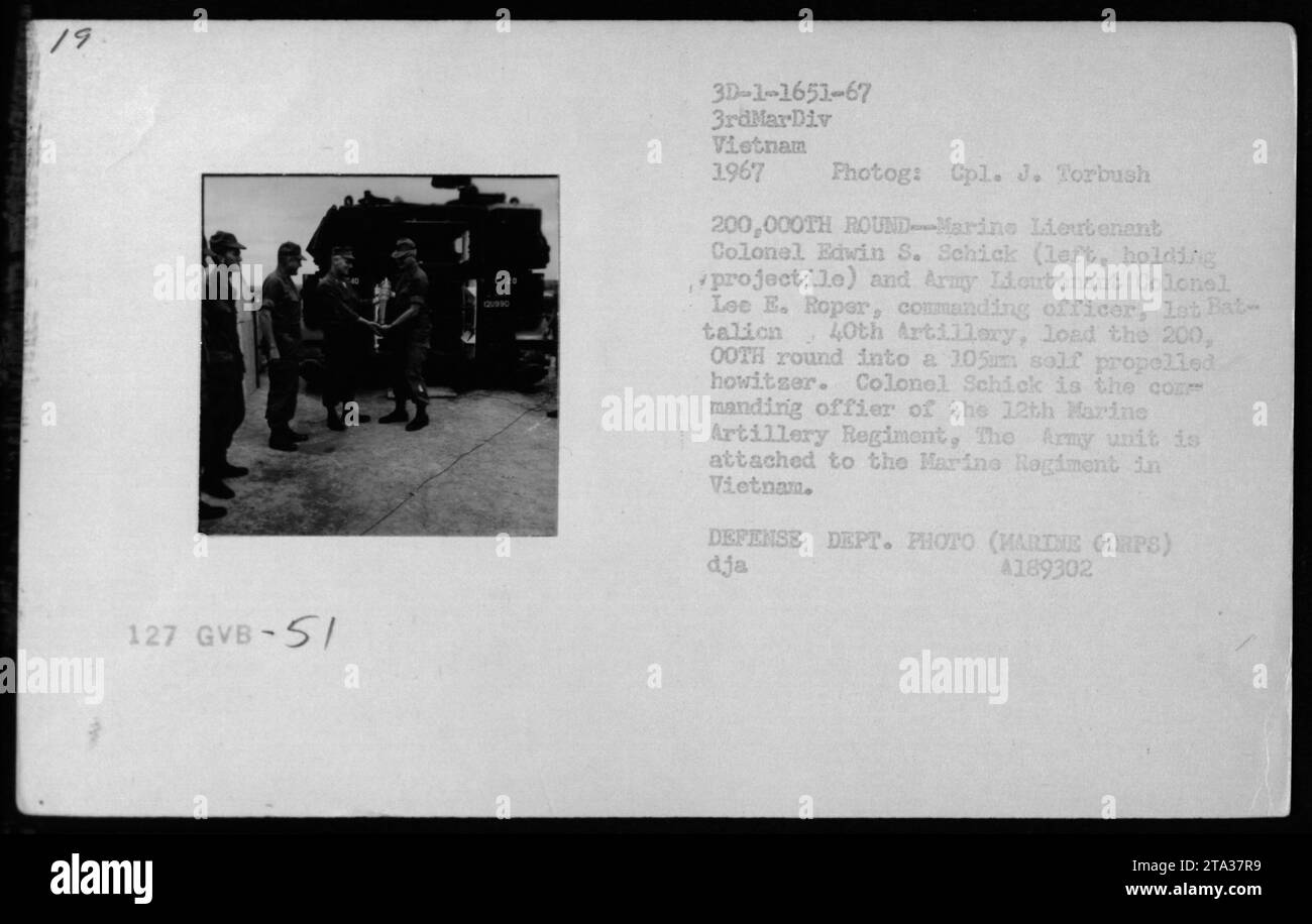 Marine Lieutenant Colonel Edwin S. Schick und Army Lieutenant Colonel ...