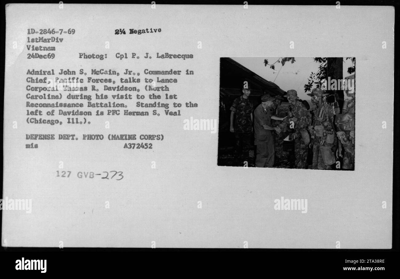 Admiral John S. McCain, Jr., Oberbefehlshaber der Pacific Forces, unterhält sich mit Lance ...