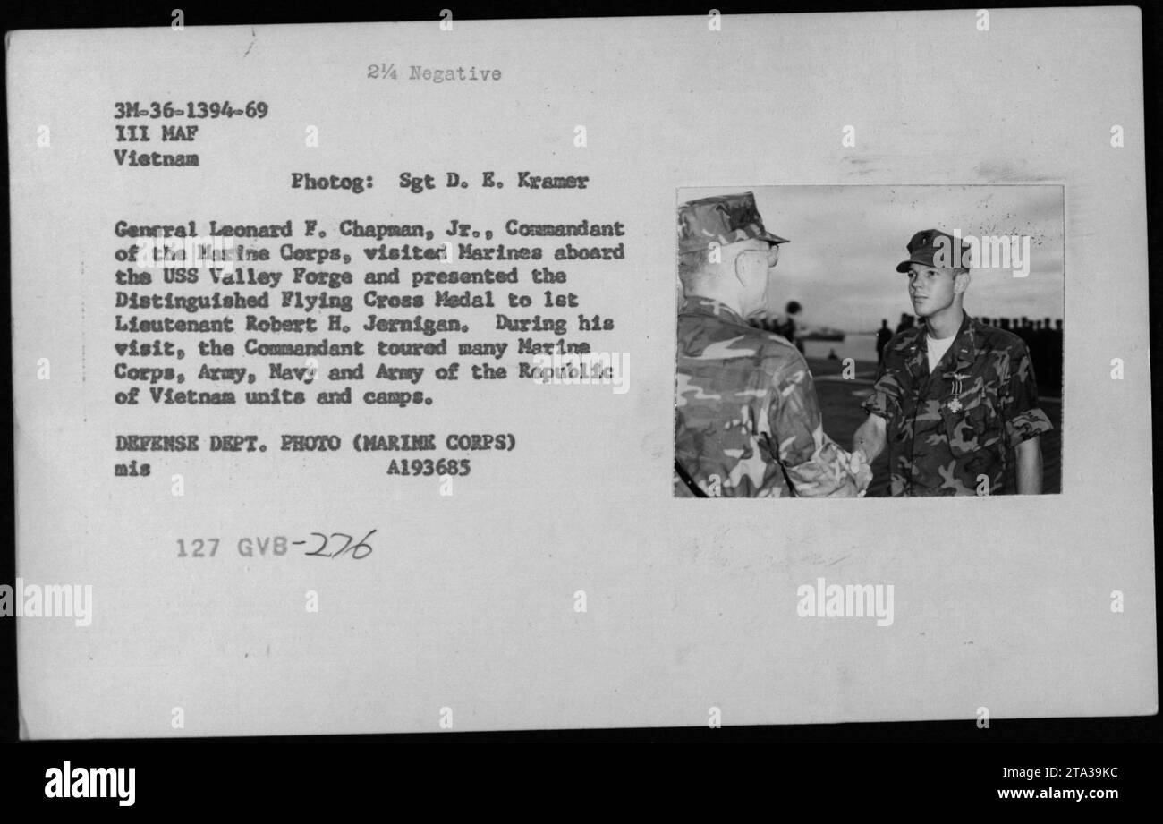 General Leonard F. Chapman Jr., Kommandant des Marine Corps, besuchte während des Vietnamkriegs ...