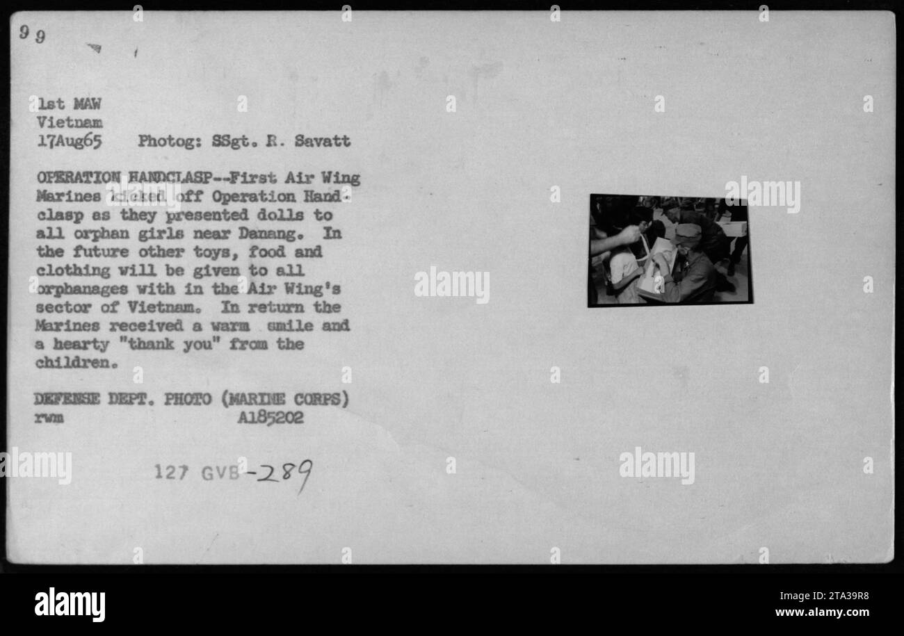 Marines vom 1. MAW Vietnam betreiben Operation Handclasp, wo sie Puppen ...