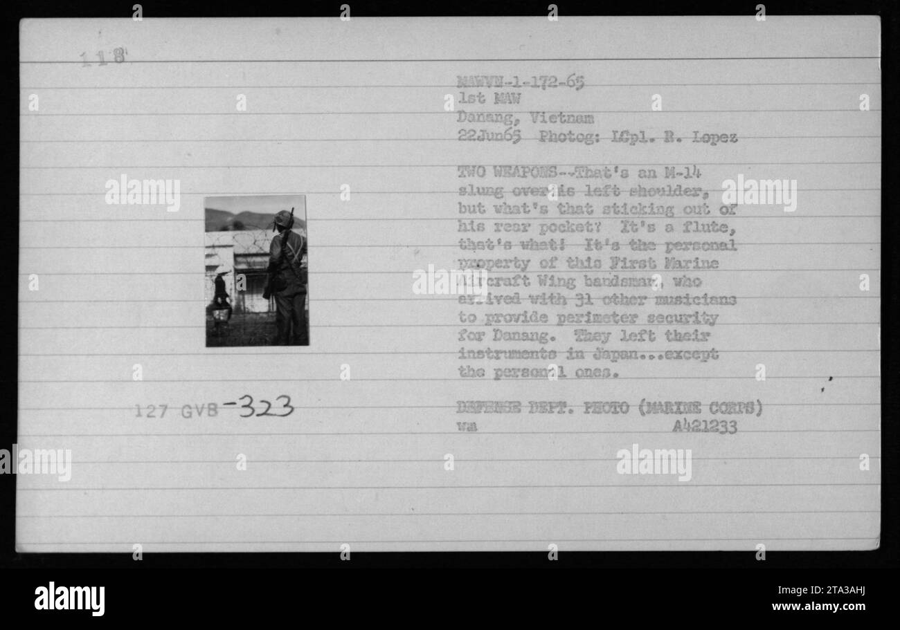 Ein Bandmann des First Marine Aircraft Wing trägt am 22. Juni 1965 ein ...