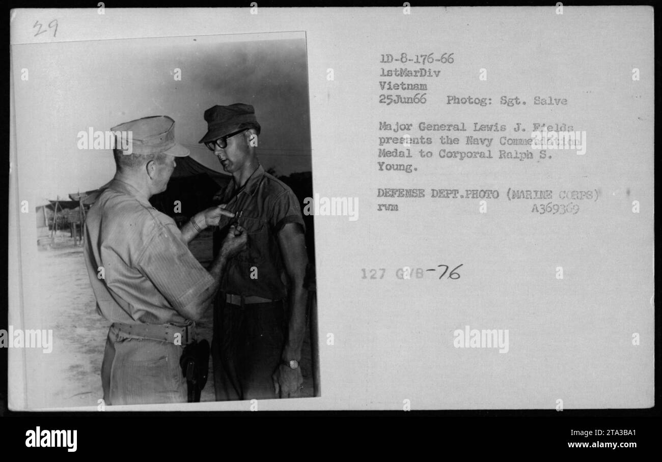 Major General Lewis J. Fields verleiht Corporal Ralph S. Young am 25 ...