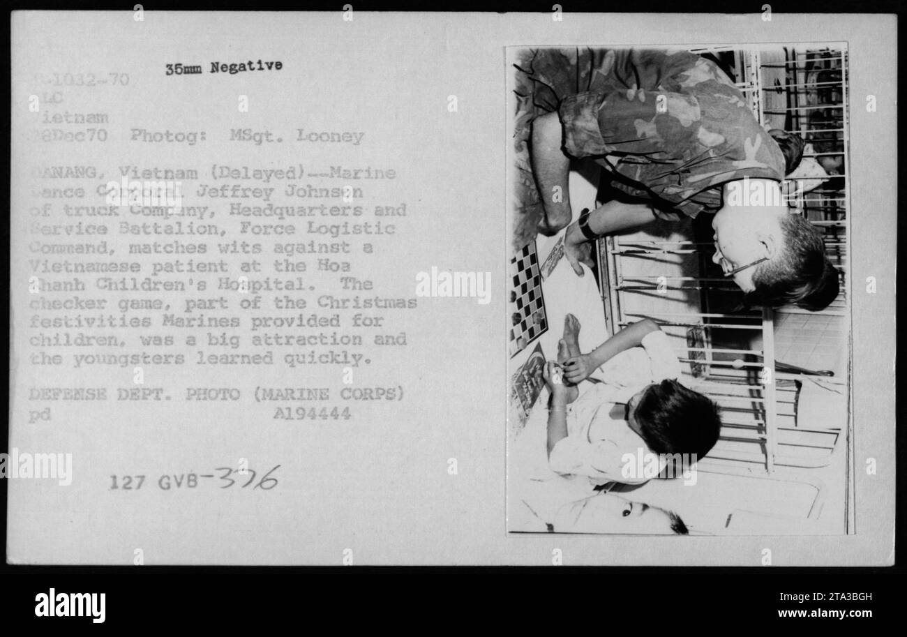 Marines Marines Corporal Jeffrey Johnson spielt im Dezember 1970 ein Schachspiel mit einem ...
