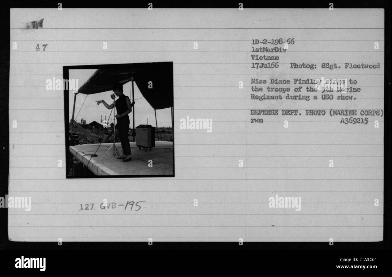 Die Entertainerin Miss Diane Findlay tritt für die Truppen des 5 ...