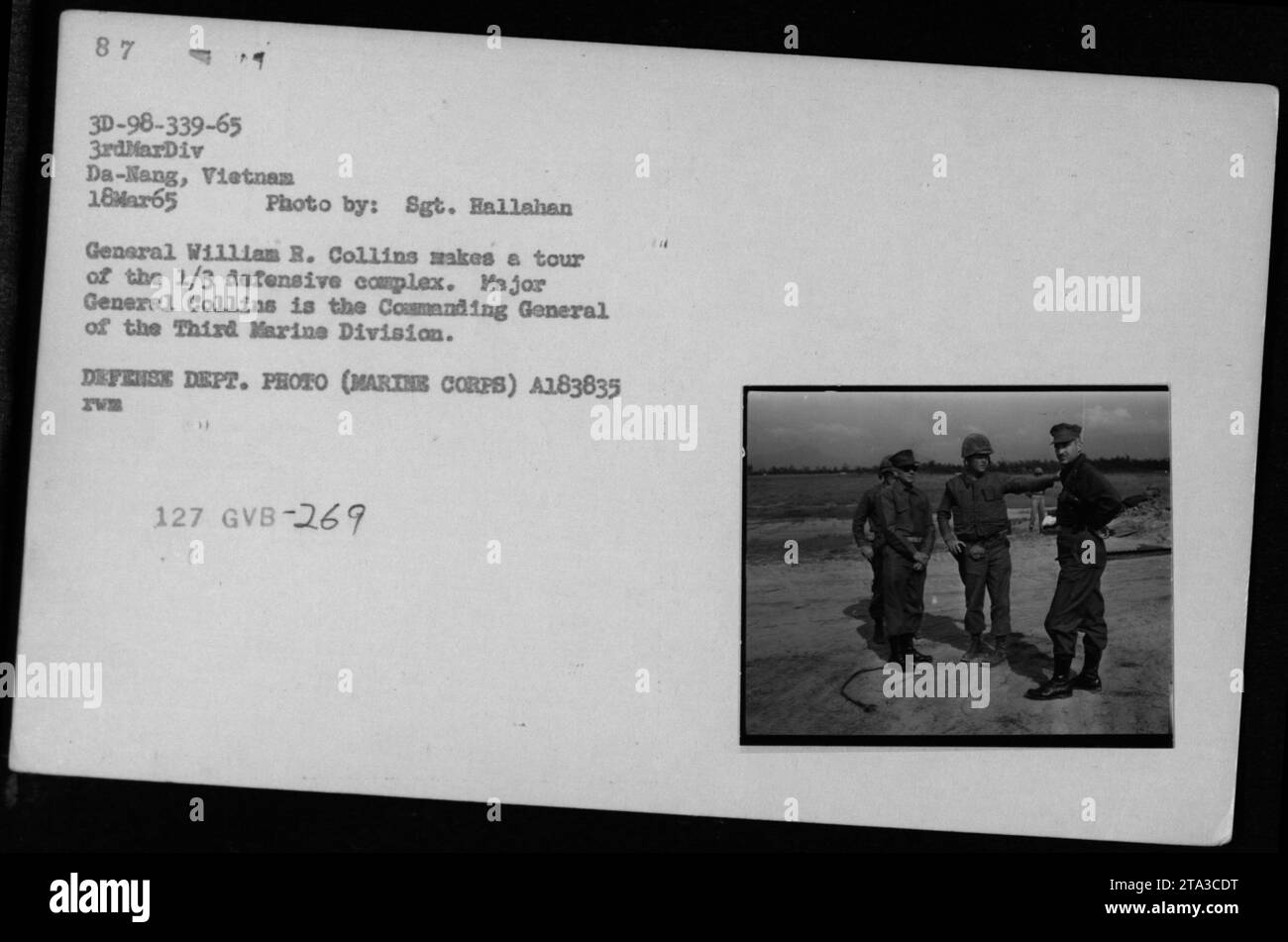 General William R. Collins untersucht die Verteidigungsanlage von 1/3 ...