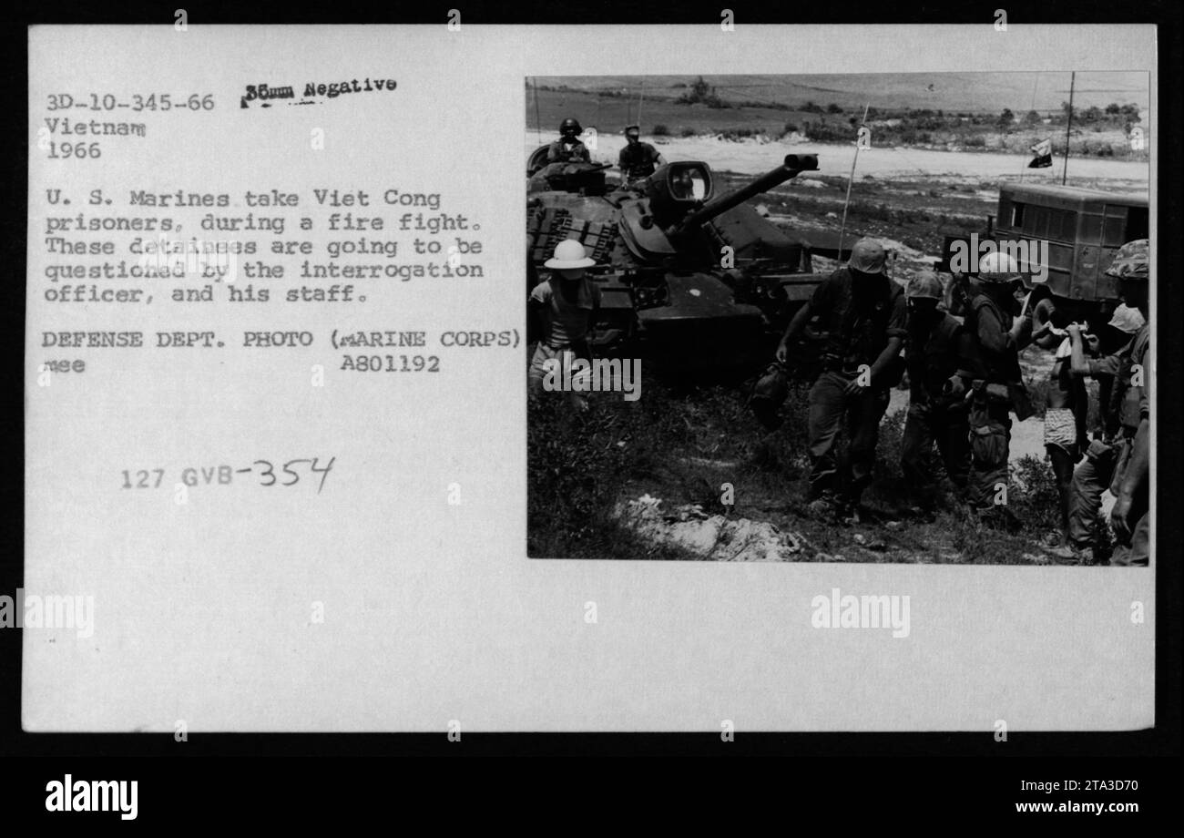 Verhör von vietnam gefangenen Schwarzweiß-Stockfotos und -bilder - Alamy