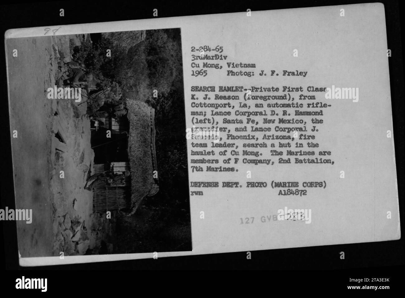 Marines der F Kompanie, 2. Bataillon, 7. Marines, durchsuchen 1965 eine ...