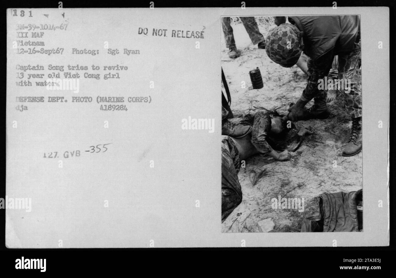 Captain Song versucht, ein 13-jähriges vietnamesisches Mädchen nach ...