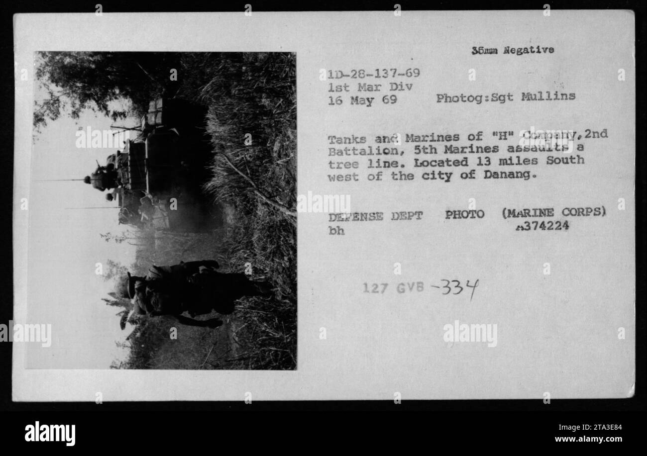 Panzer und Marines von der 'H' Kompanie, 2. Bataillon, 5. Marines ...