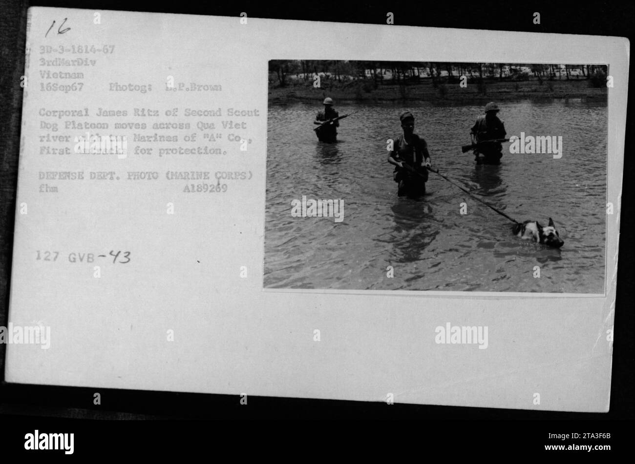 James Ritz vom zweiten Pfadfinderzug überquert den Que Viet Fluss mit ...