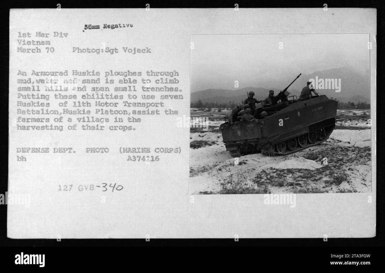 Ein Bild, das einen gepanzerten Huskie zeigt, der durch verschiedene ...