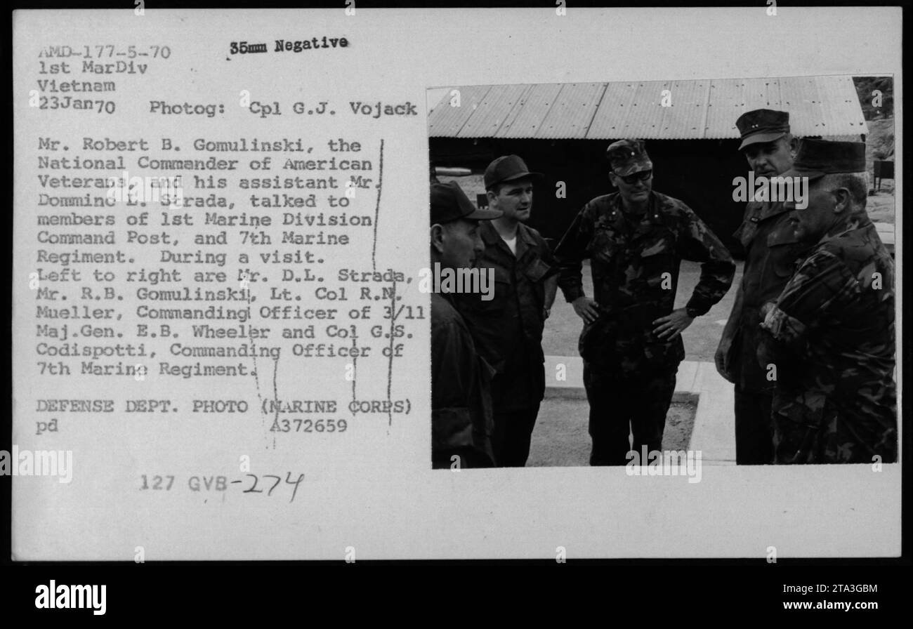 Der amerikanische Veterans National Commander Robert B. Gomulinski und ...