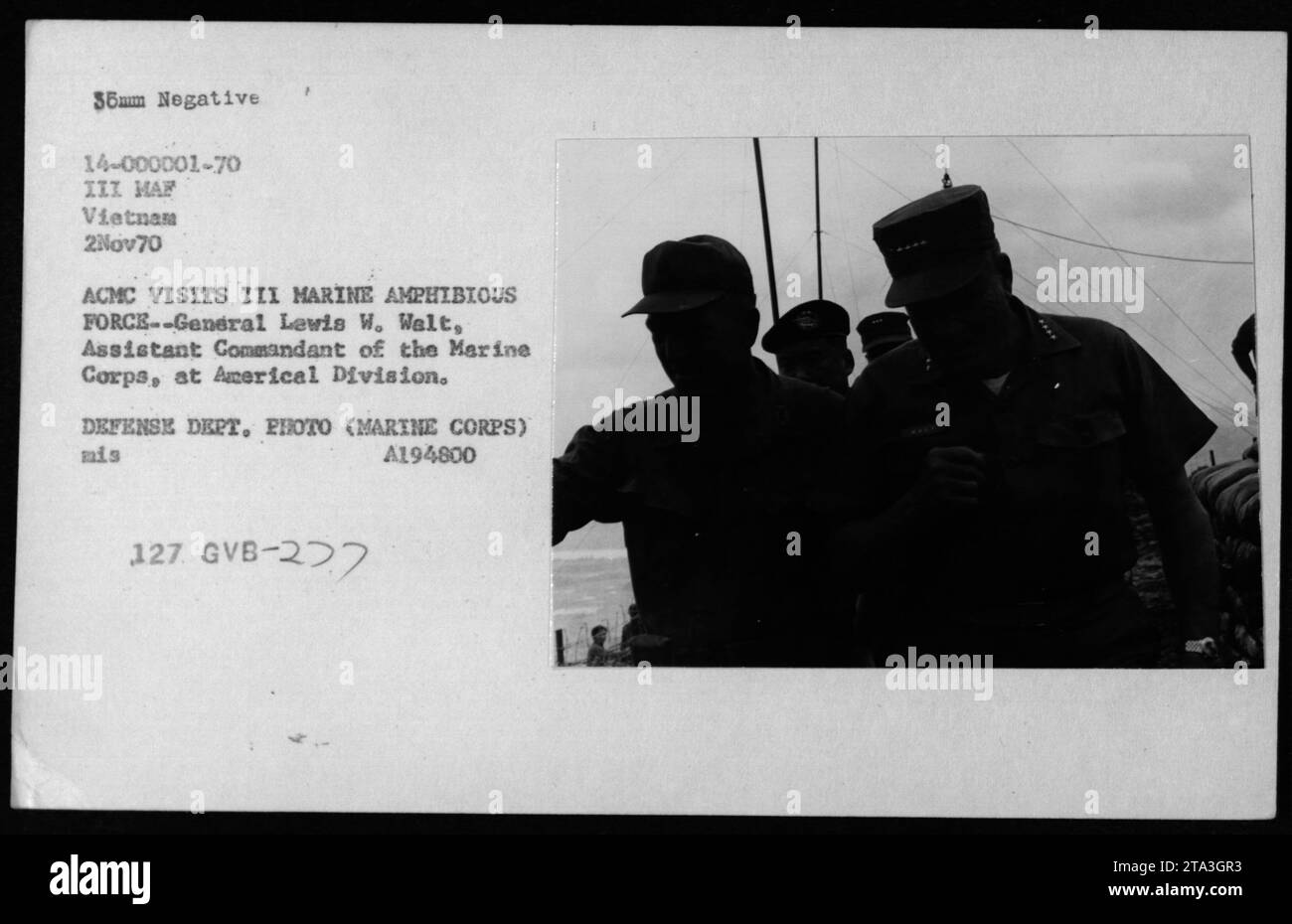 Generalleutnant Lewis W Walt besucht die III. Marine Amphibious Force ...