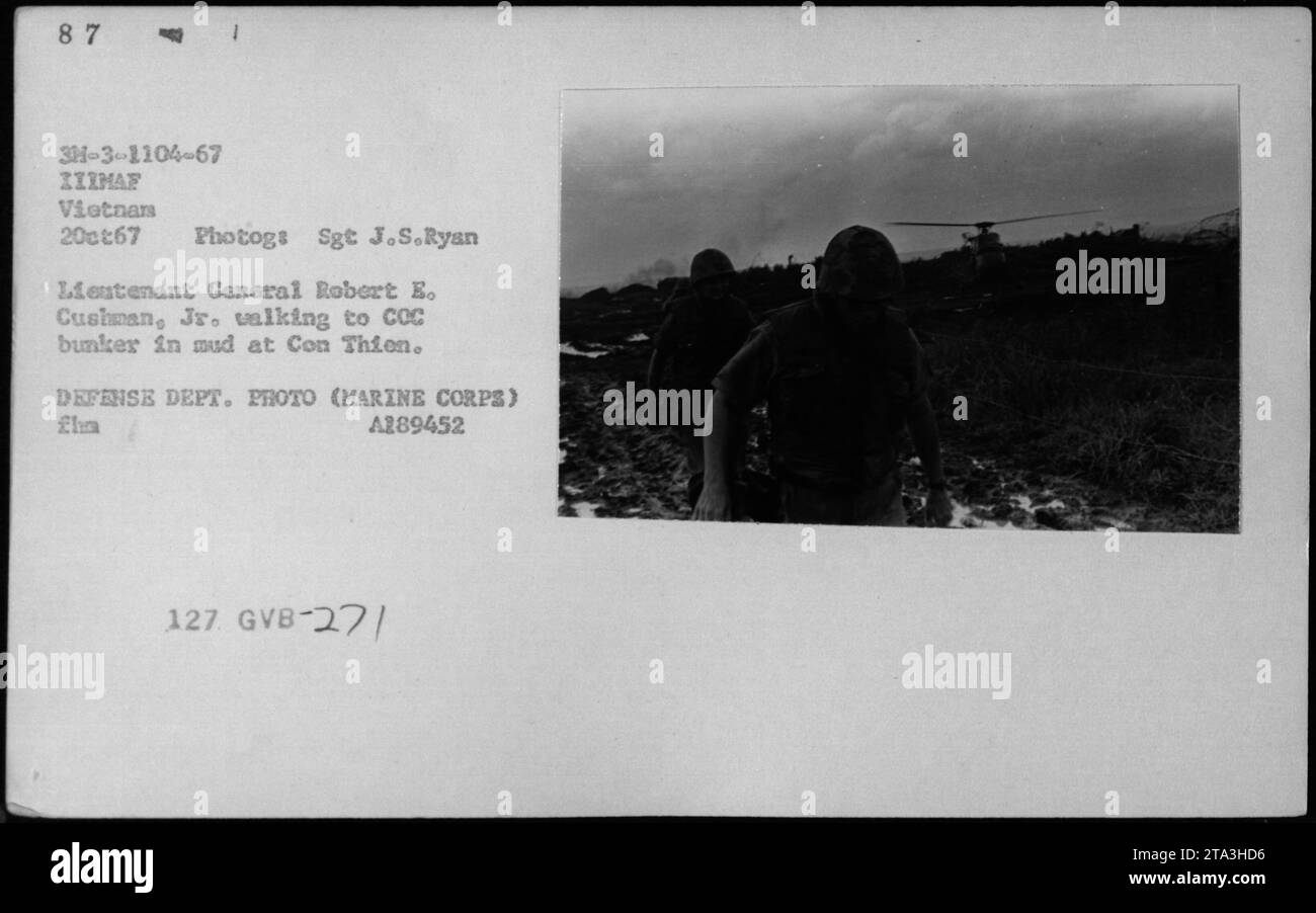 Generalleutnant Robert E. Cushman Jr. geht durch Schlamm in Con Thion ...