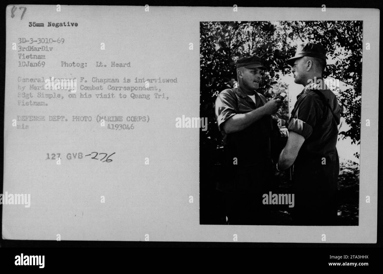 General Leonard F. Chapman wurde vom Kampfkorrespondenten des Marine ...