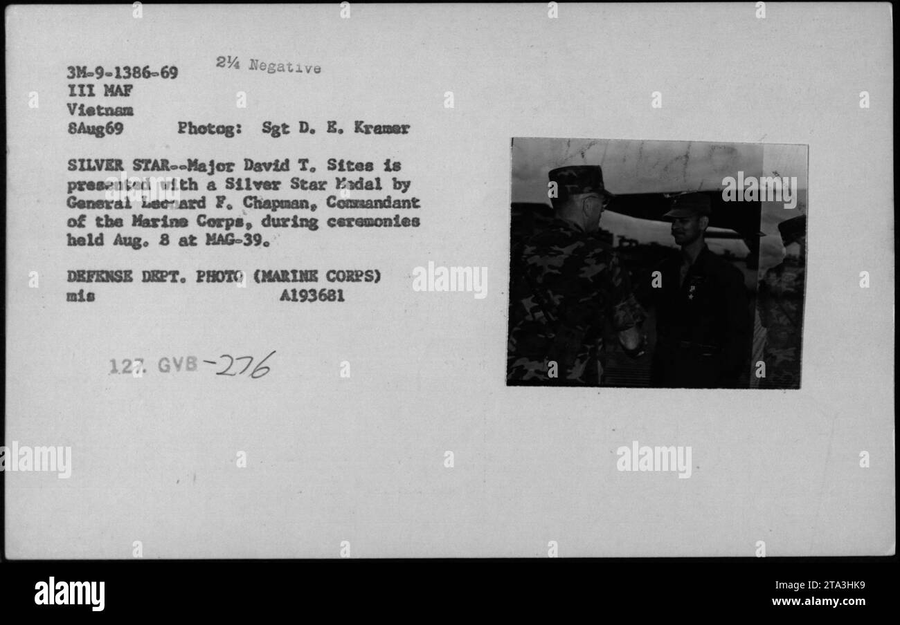 General Leonard F. Chapman überreicht die Silver Star Medal in einer ...