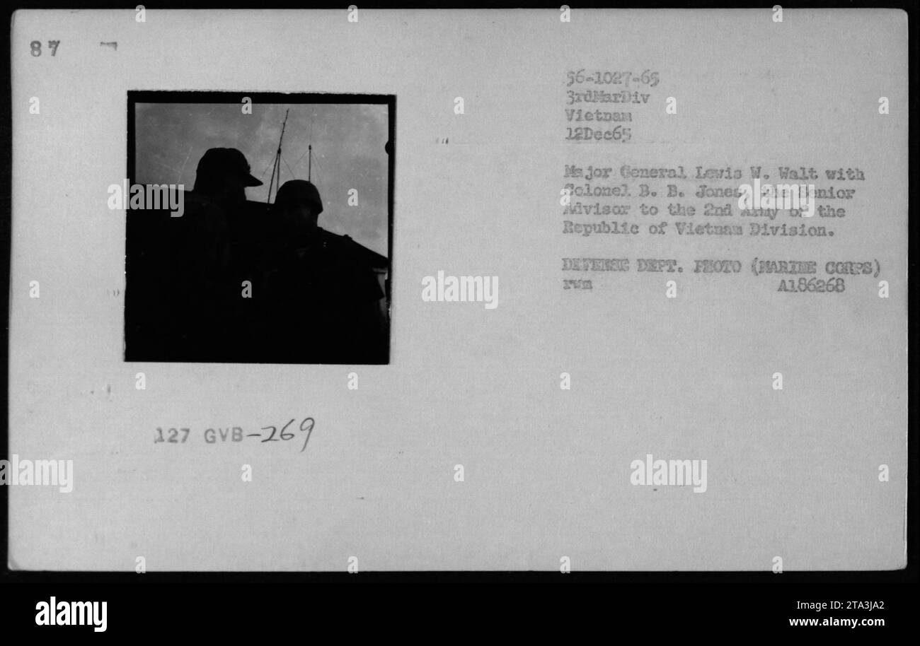 Im Dezember 1965 versammelten sich amerikanische Offiziere und Beamte ...