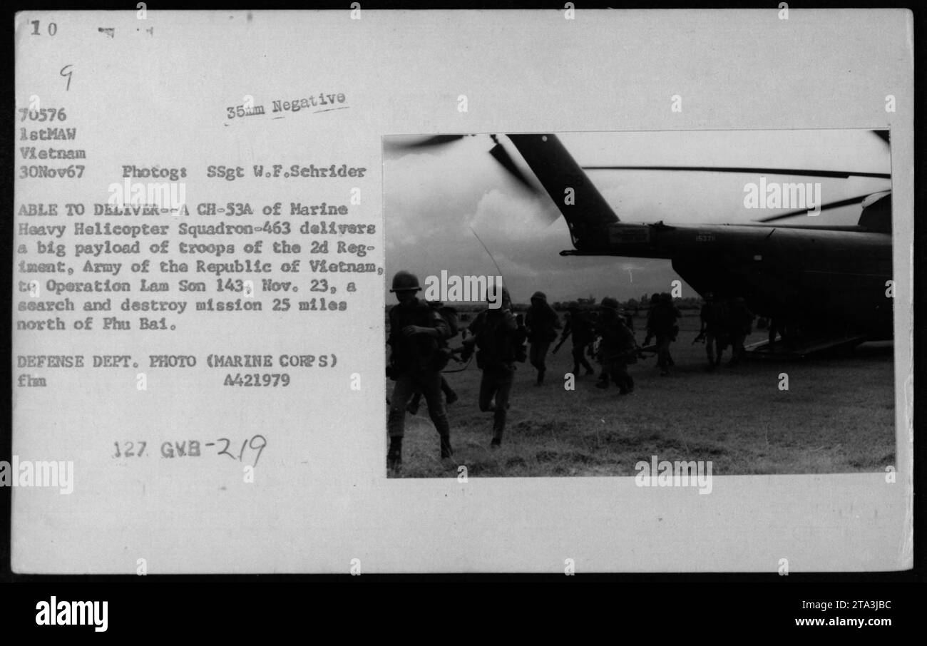 Ein CH-53A Hubschrauber der Marine Heavy Helicopter Squadron-463 wird ...