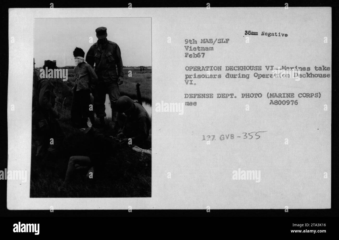 Marines fangen Gefangene aus Vietnam während der Operation Deckhouse VI ...