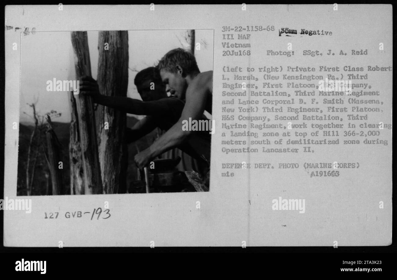 Der private First Class Robert L. Marsh und Lance Corporal D. F. Smith ...