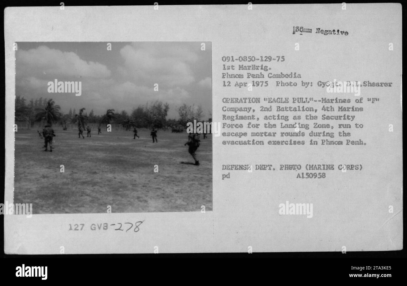 Marines flüchten bei der Operation Eagle Pull, 12. April 1975. Das Foto ...