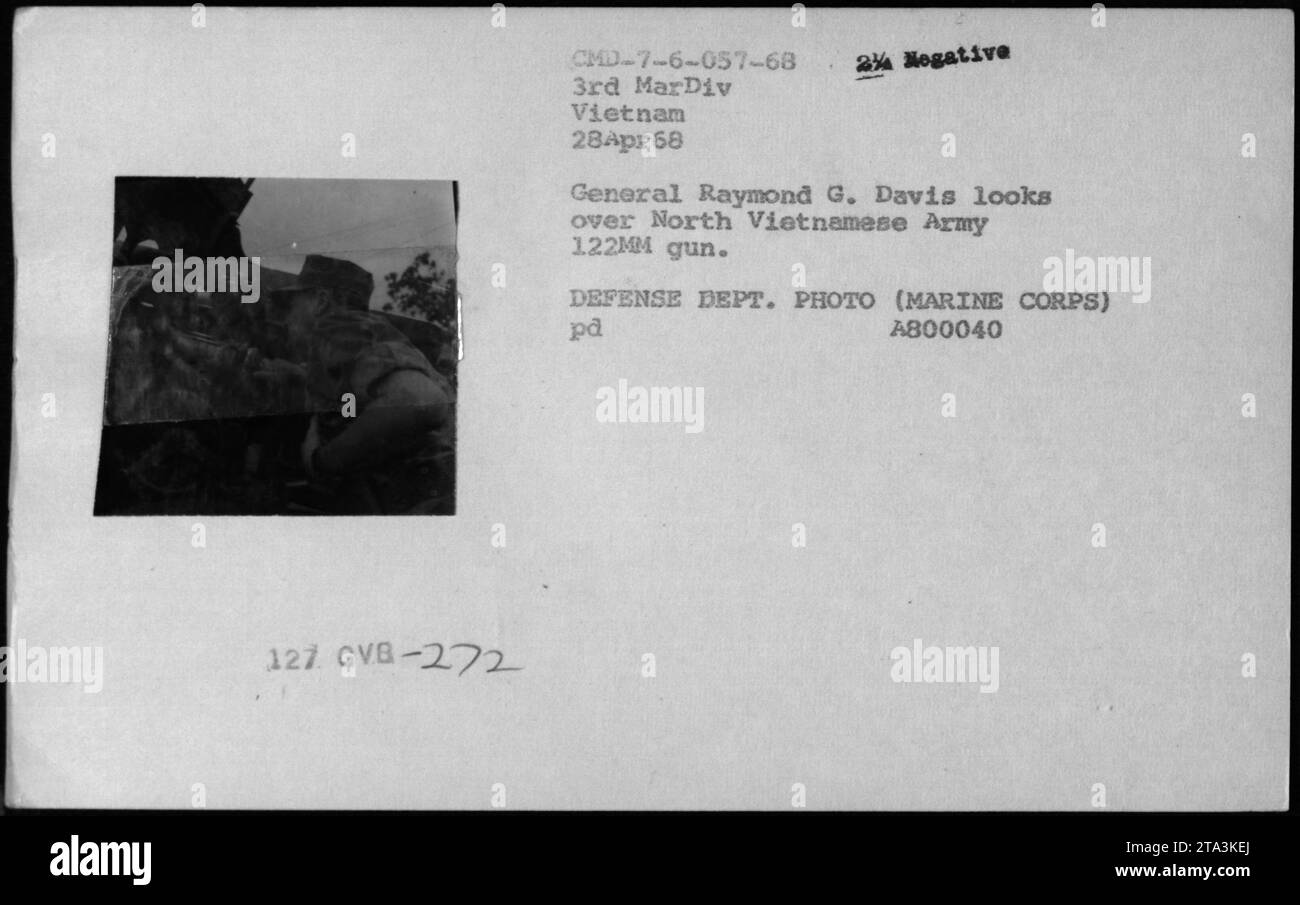 General Raymond G. Davis inspiziert am 28. April 1968 eine 122-mm ...