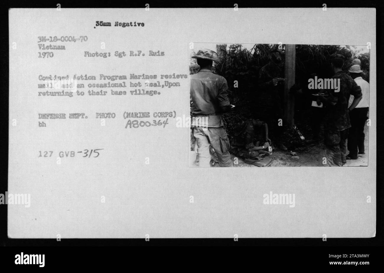 ARVN-Soldaten während des Vietnamkrieges erhielten Post und eine warme ...