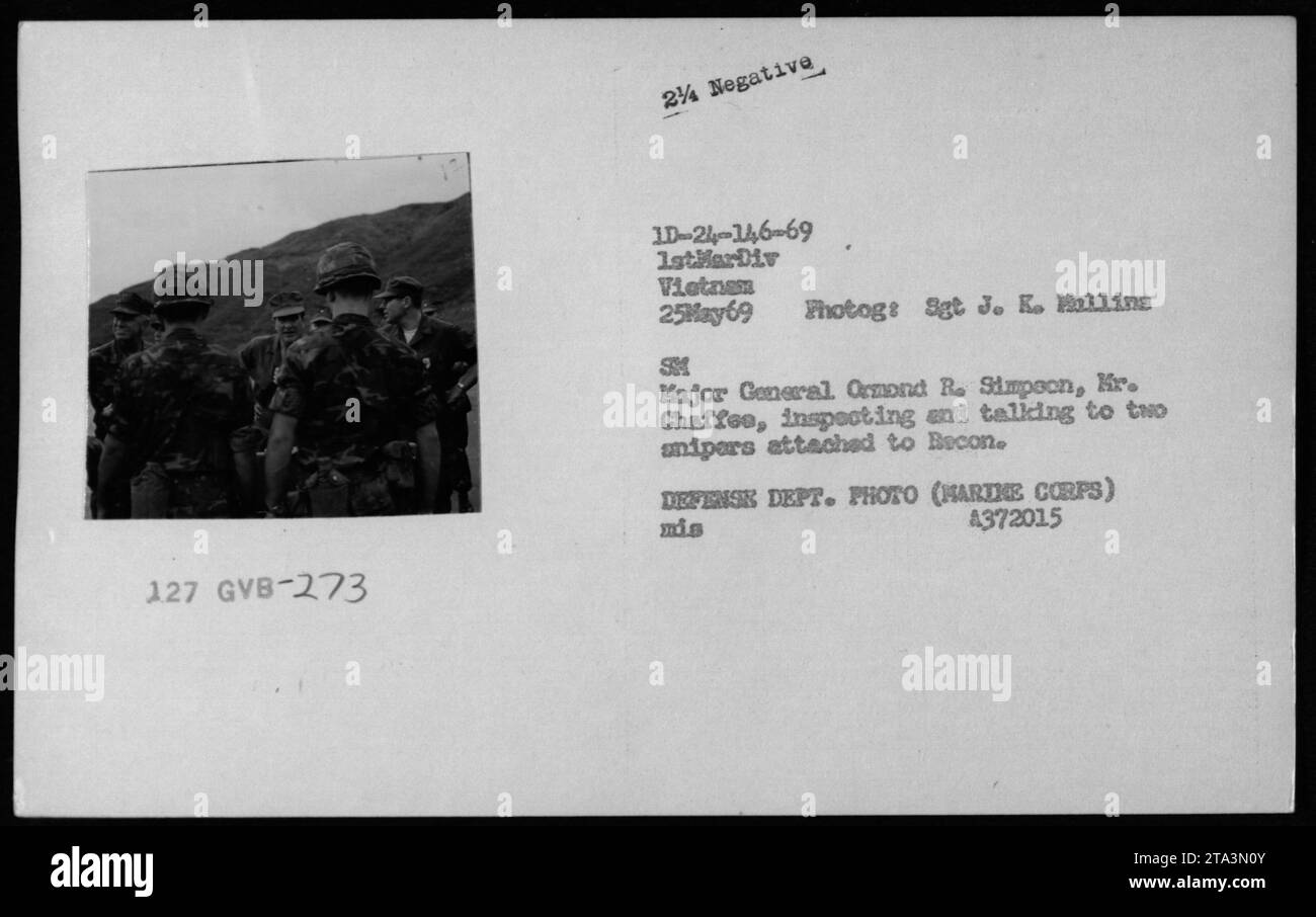 Major General Ormond R. Simpson und Kr. Chaffee, begleitet von zwei ...